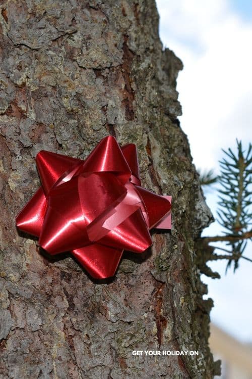 Gold Gift Bow Hunt | Get Your Holiday On